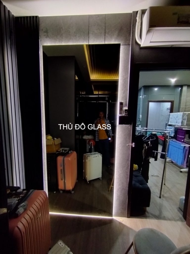 GƯƠNG SOI TOÀN THÂN CÓ GẮN ĐÈN LED CẦN THƠ